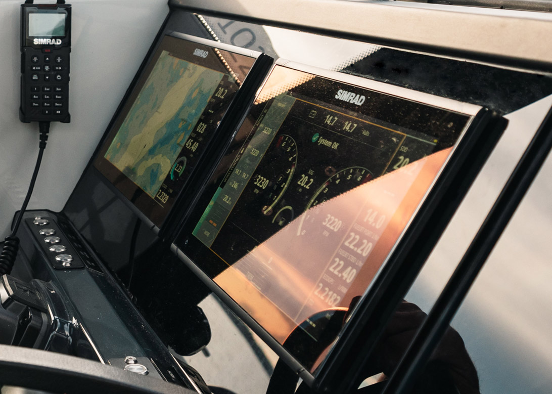 Twin Simrad NSX 12 with EU chart & antenna - XO Boats